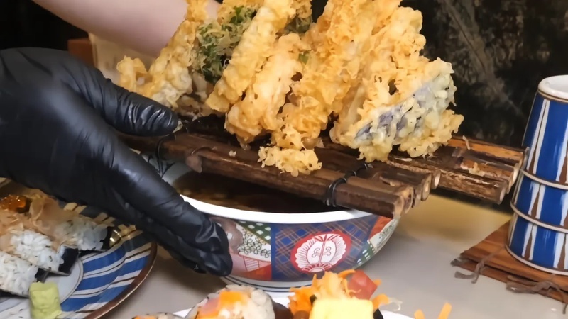 每天有600人光顾 仅10张桌子的日式大王紫菜包饭店
