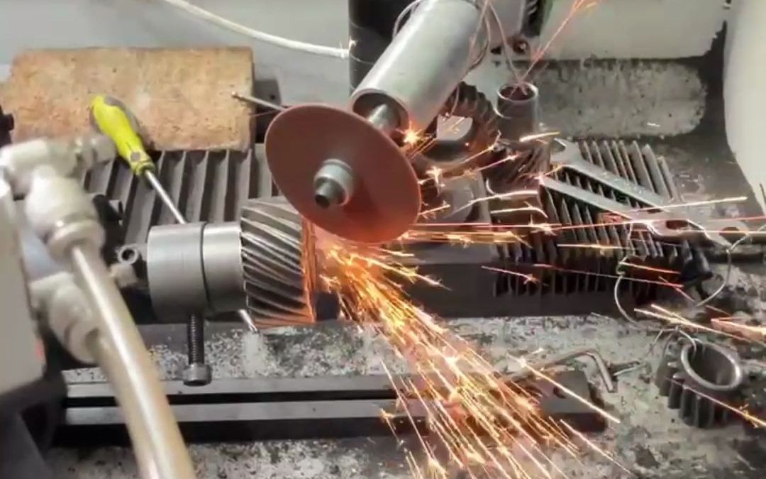 大螺旋角轴齿加工视频 #邦耀机电 #齿轮磨棱倒角机 #各系列动平衡机 ...