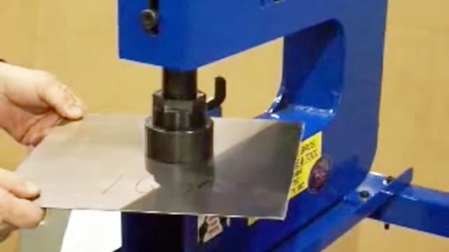 钣金上这个冲孔加翻边的工具不错!