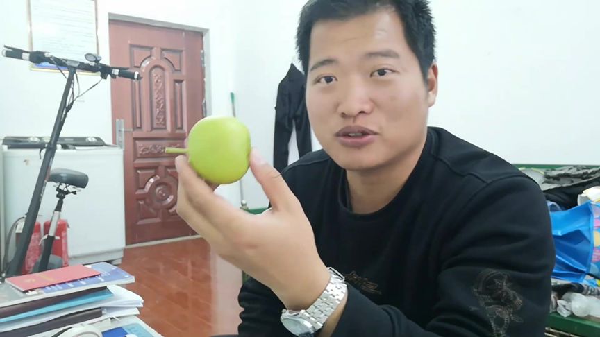 西藏高原上生长的梨子,小伙出于好奇尝试了,其表情很是搞笑