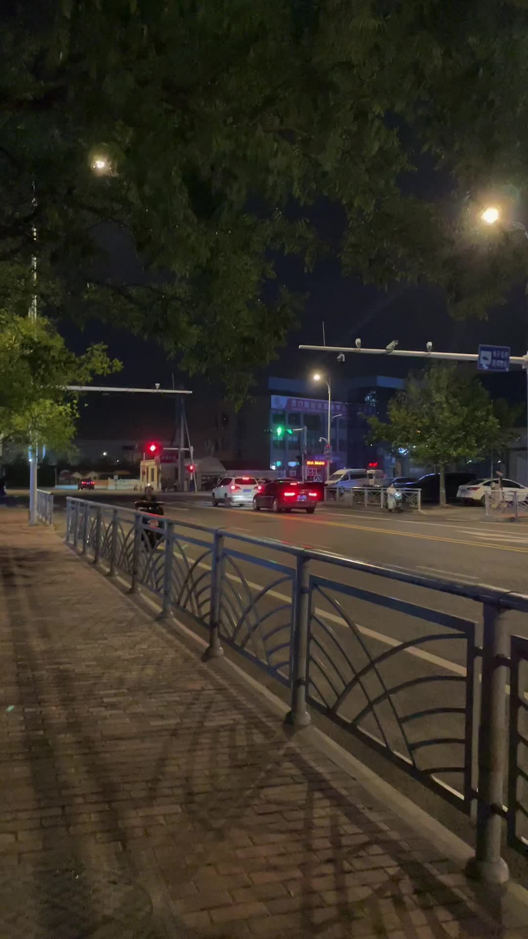 我爸上吊死的,被我妈逼的,我妈骂人能手拍打着盆底跳着脚骂三天,可以...