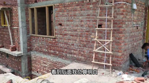 师傅用独创的技术搭建个屋外旋转楼梯,简单又实用