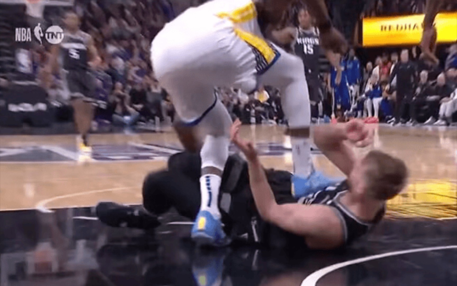 格林一脚战争践踏踩废小萨,输人又输球