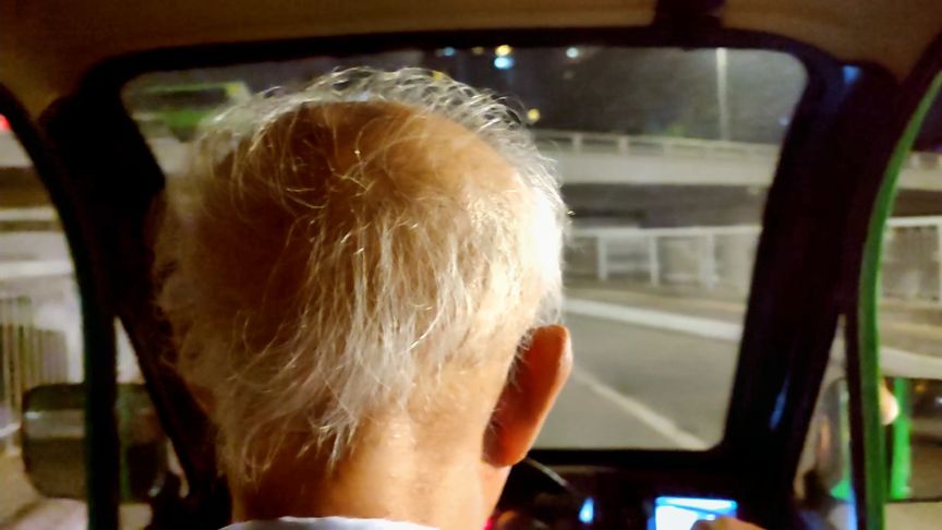 哎呀!火车站南门装修封闭,绕到北门还有很远,只能打车过去了