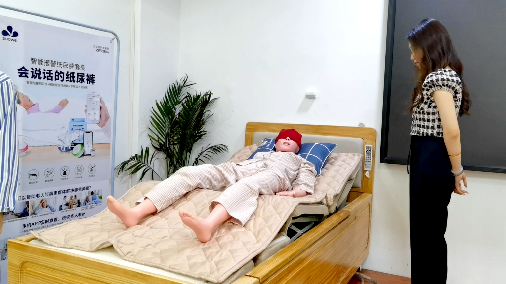 大小便智能护理机器人如何解决瘫痪卧床老人的排泄护理难题?