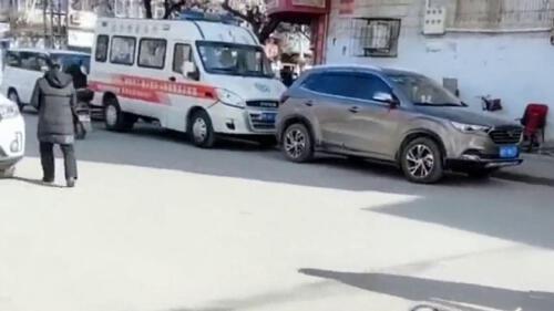 大妈把120急救车的担架给顺走了,您年龄不小了劲还挺大,做法卑鄙!