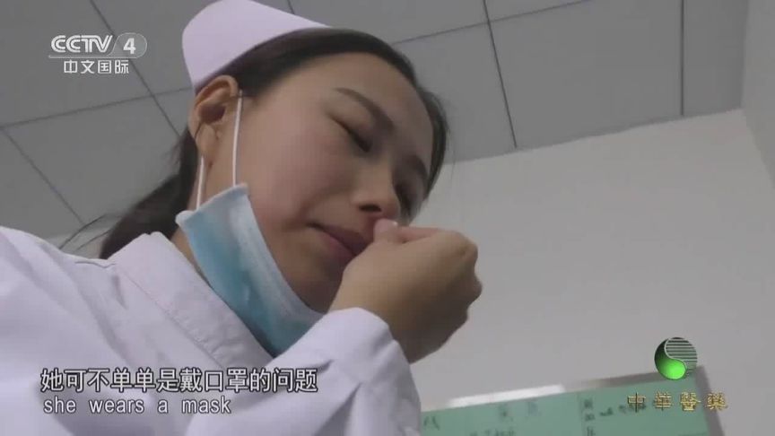 女子深受鼻炎困扰,打喷嚏、流鼻涕不止,是什么原因造成的?
