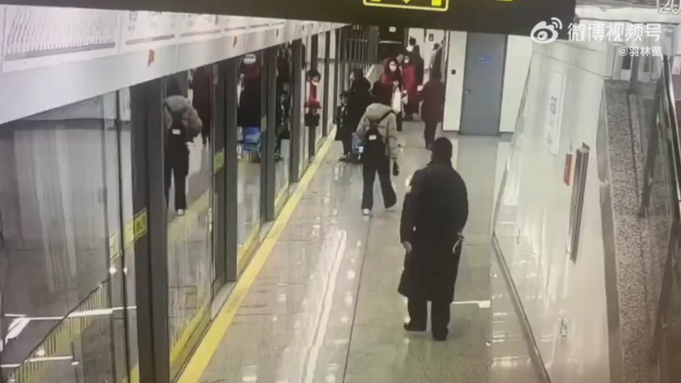 上海地铁夹死人,宁等一列车,不抢一扇门。门灯闪烁,请勿上下车。