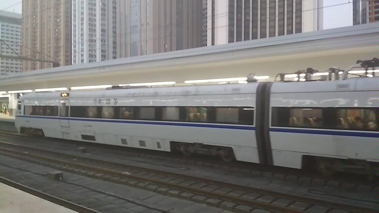 CRH1A出站(抢深喝血号动车组)