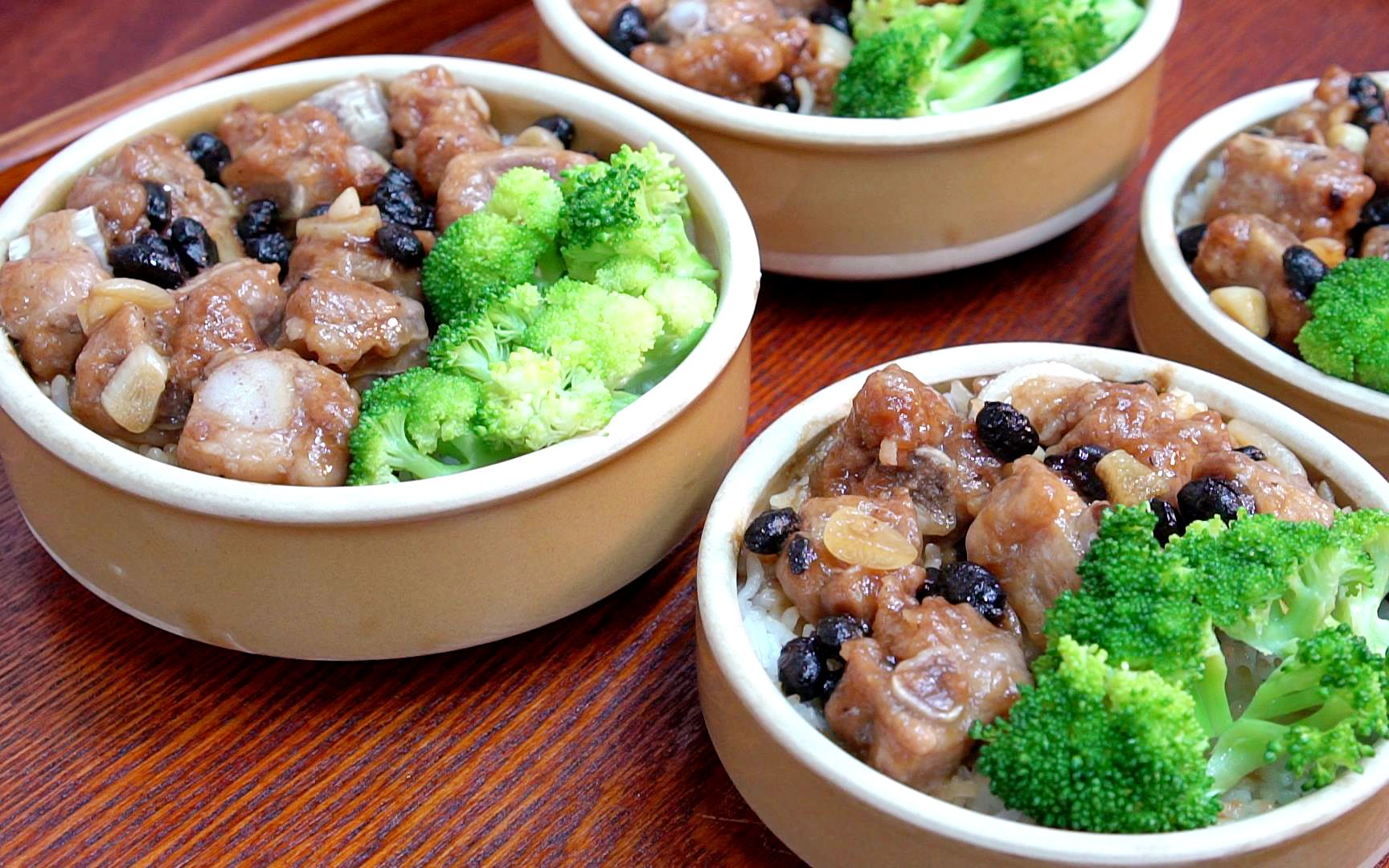 客家豉汁排骨钵仔饭,简单美味,全家一人一碗,肉滑饭香能吃两碗