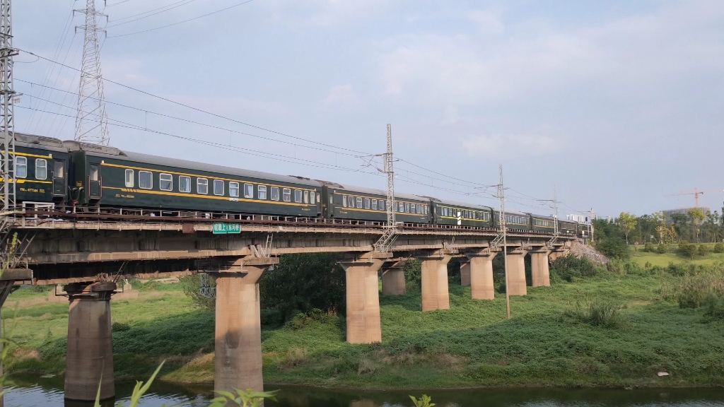 HXD3D牵引Z285次列车进柳州站