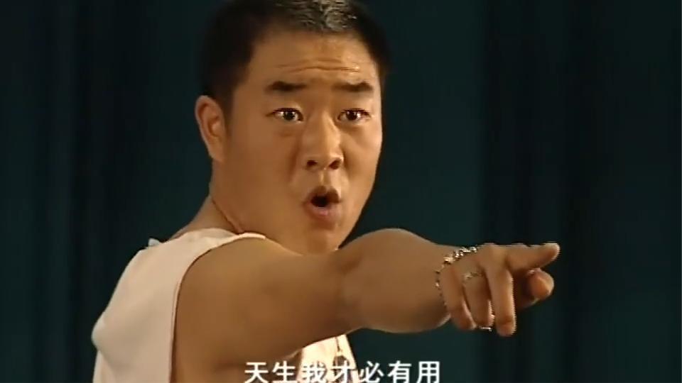 姑娘刚表演完,就跑到观众席将液体注射到老头体内,老头死亡