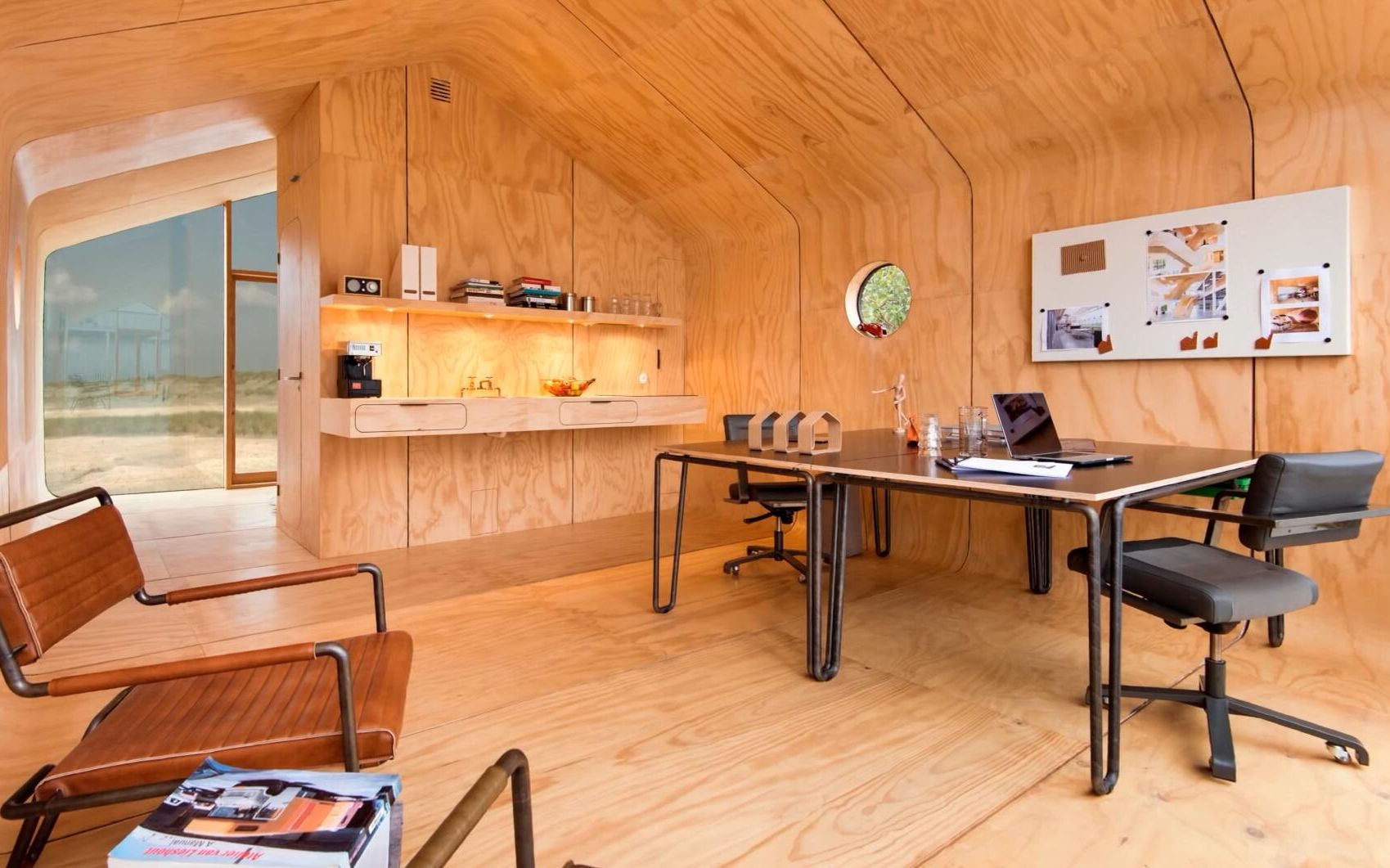 老外用硬纸板做房子,100年不烂,遮风挡雨,内部豪华