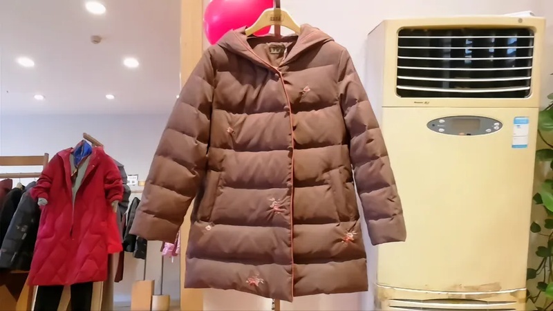 冬季必备,咖色中长款羽绒服,绣花工艺精细,扣子,拉链双向防护