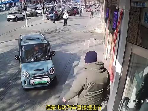 电动汽车撞机空调外机