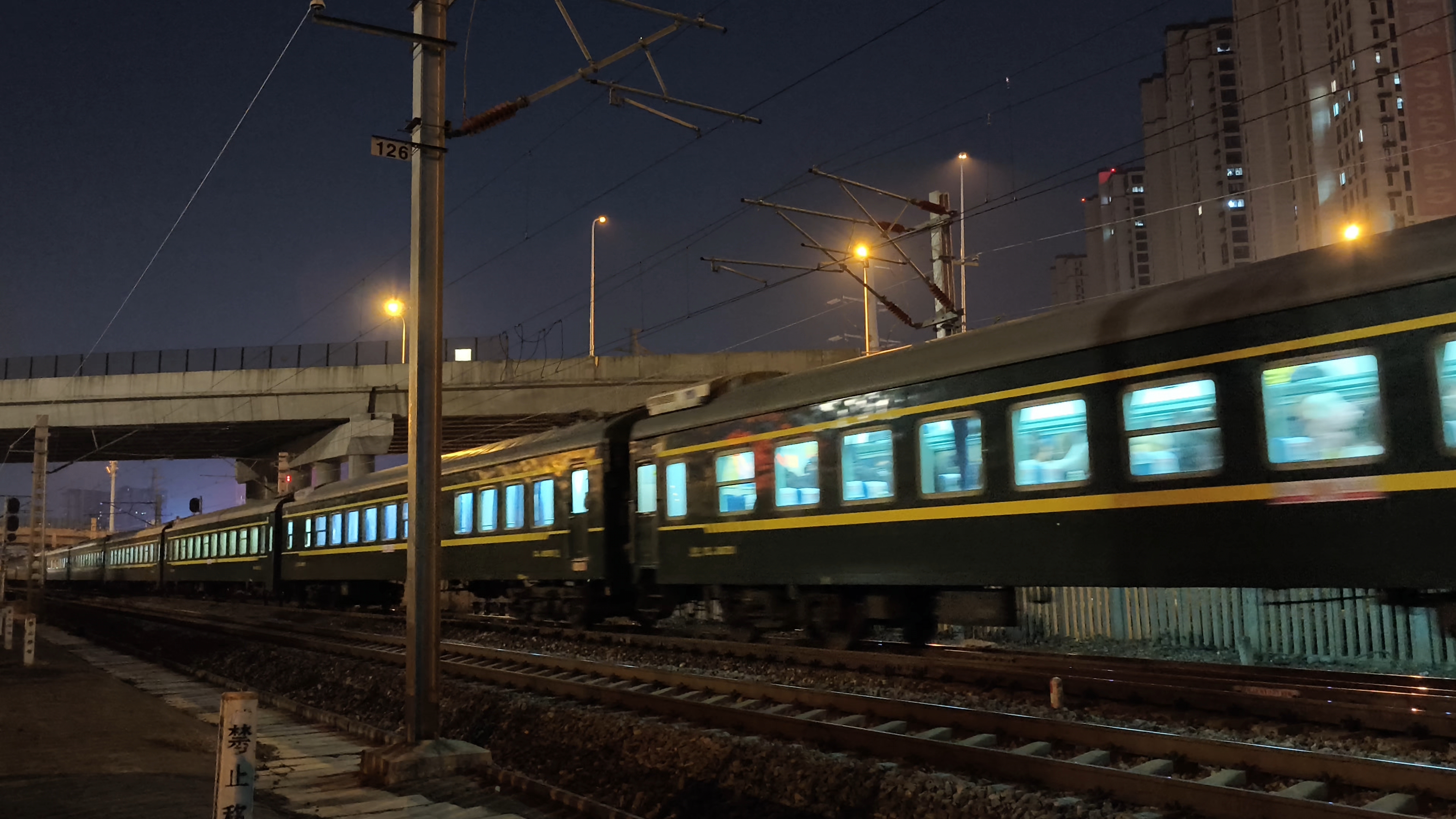 【中国铁路】上局春运神奇操作时刻!K8351次列车25K+19K编组!