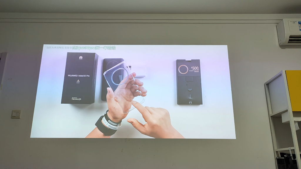 ...开机无广告这点绝对好评。刷新率很高,画面会很流畅。自动梯形矫正...