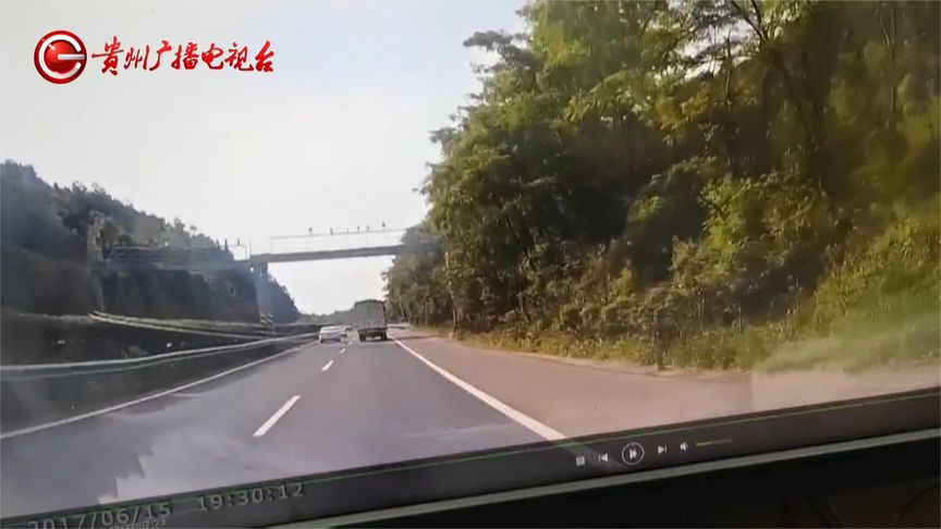 电动车高速路上突然“刹停”,引发交通事故,车主:系统有故障