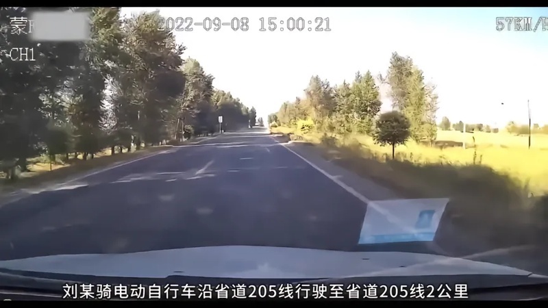 不要命的遇上分心驾驶,车载记录仪记录事故瞬间!