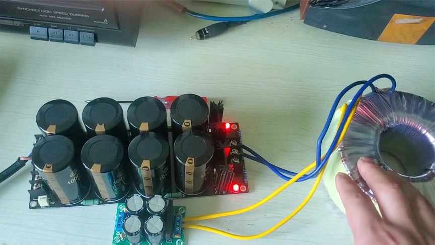 功放电源滤波电容越大越好?做个对比测试看看输出电压稳定性如何