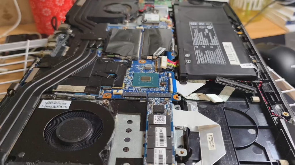 笔记本电脑清灰换硅脂后,有一边风扇不转了,不一定是主板坏了风扇坏...