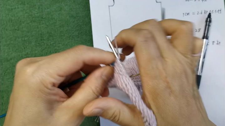 毛衣后片衣领、肩部的针数分配和编织方法