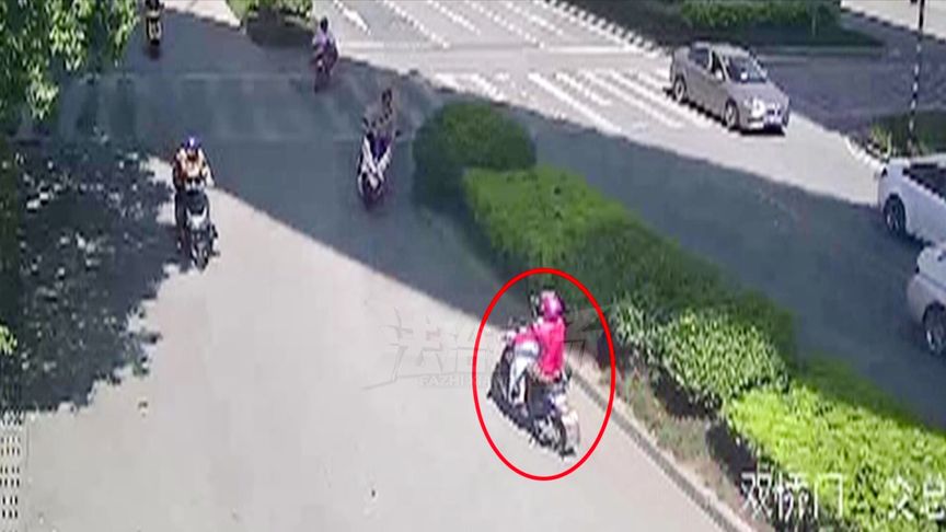 骑车逆行被撞 害人害己