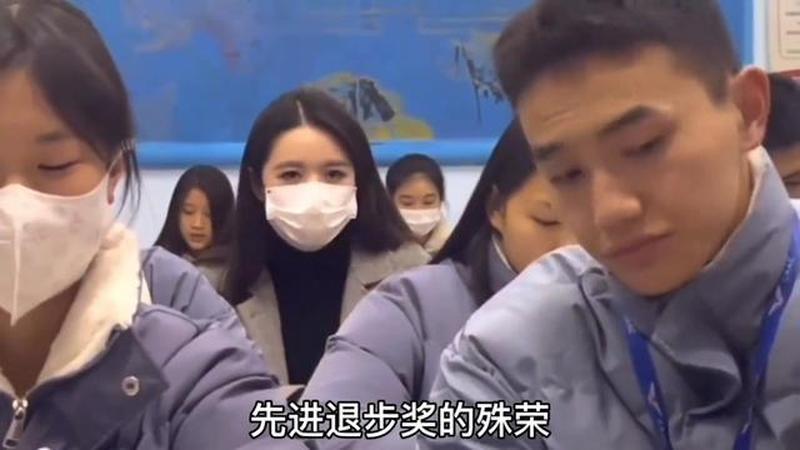 能憋得住笑的老师带着一群调皮捣蛋的学生 班主任视角搞笑视频