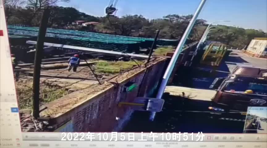 吊装作业的一名员工在作业过程中不慎掉入被杂草覆盖的坑洞中