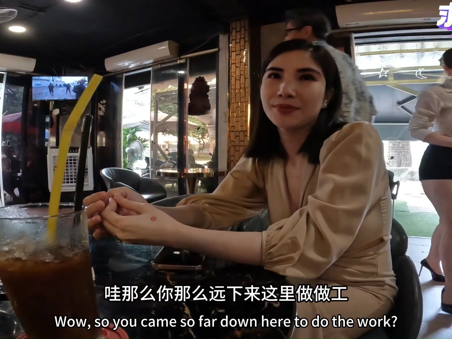 路过越南居民区里的咖啡店,约了咖啡两妹妹出来吃饭,她们居然告诉我...