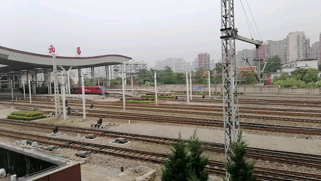 Z285次列车(北京西-南宁)出武昌站,本务京局京段HXD3D0248