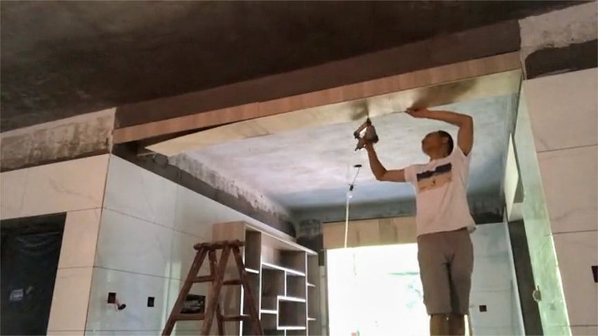 客厅与餐厅之间有根20公分的横梁,师傅这样处理,吊顶就完美了