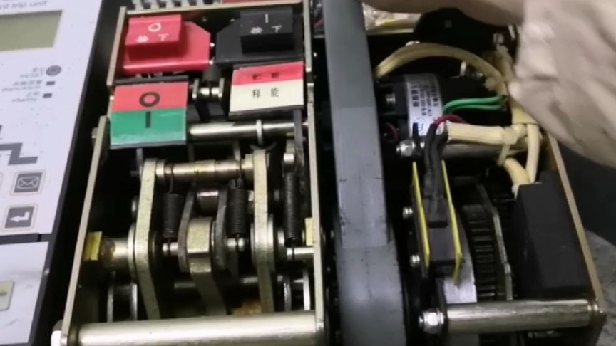 拆解万能式断路器手动操作和四两拔千斤原理