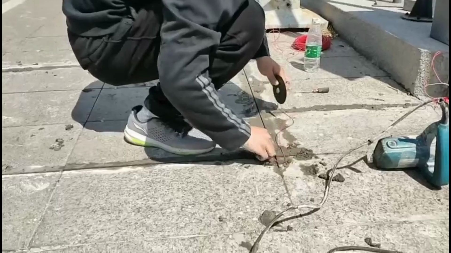 如何切道闸地感线圈,小伙儿根据实际现场讲解,通俗易懂简单明了?