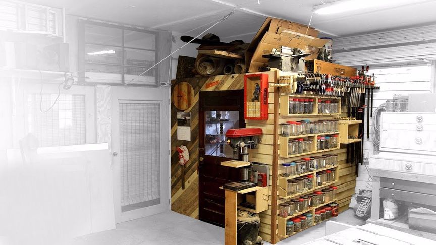 牛人在工具间搭建的一个电脑室,看上面摆了多少东西,实用性完美