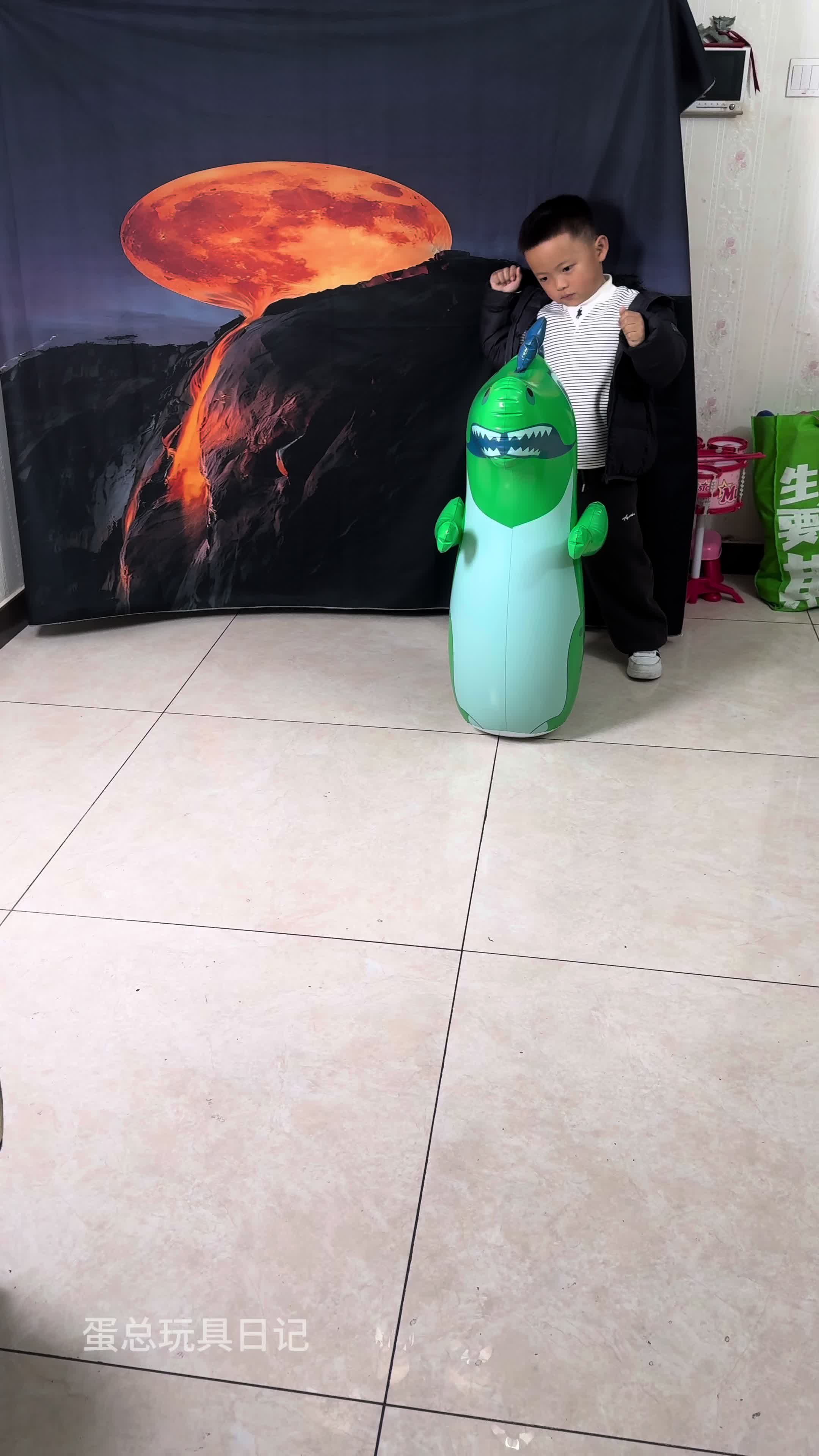 ...这个#充气不倒翁 怎么也打不倒!太逗了#精力旺盛的宝宝#玩具#宝宝...