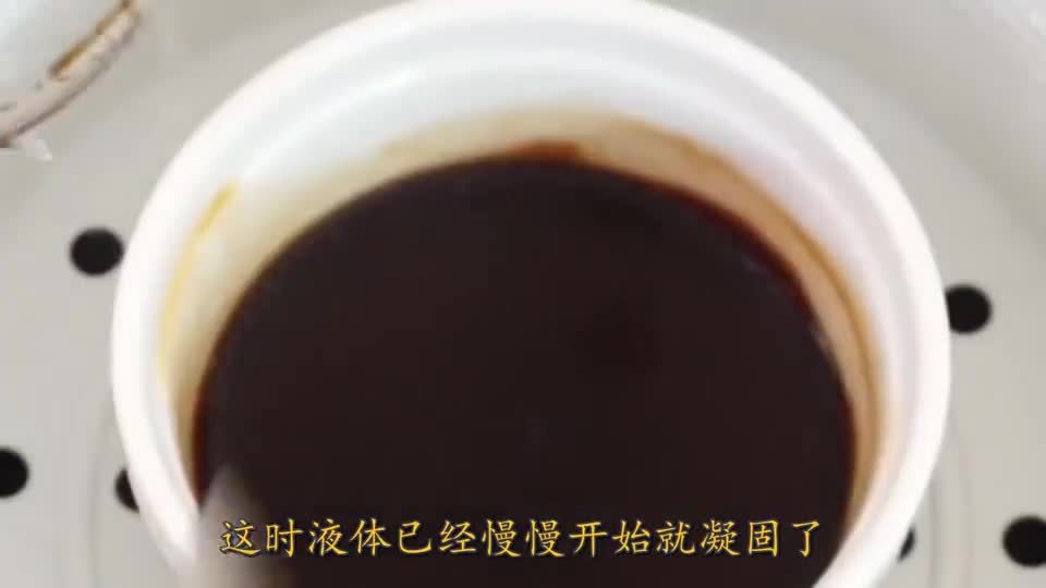 奶茶里的珍珠是怎么做的?小伙大胆尝试后,网友:你.