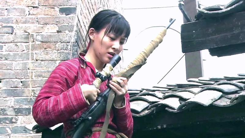 女人头一次使用狙击枪,竟然把瞄准镜拆了当望远镜使用