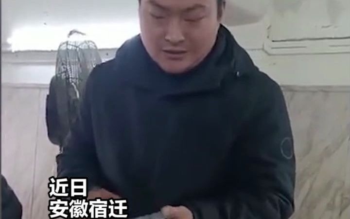 饭店老板盲打计算器结账,手速惊人一分不差。网友:计算器还没反应...