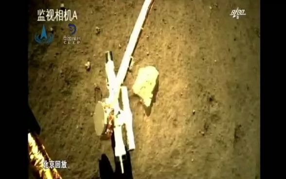 现场视频传回!嫦娥五号探测器完成月面自动采样封装 有效载荷工作正常