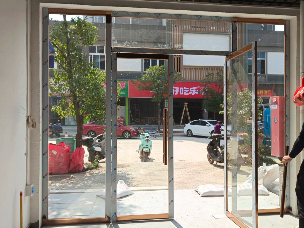 拉丝玫瑰金不锈钢包边门安装完成