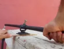 牛人用钢管制作的这个压紧器,太实用了,发明者真是天才啊