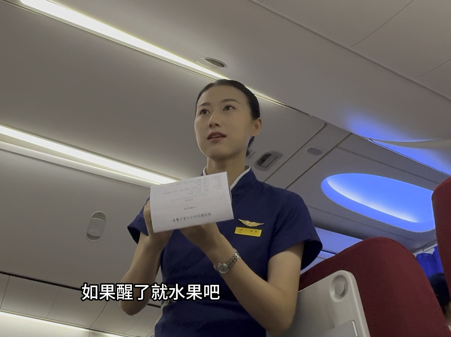 一年坐200次飞机,换来一张航司白金卡,值不值?一个视频看懂