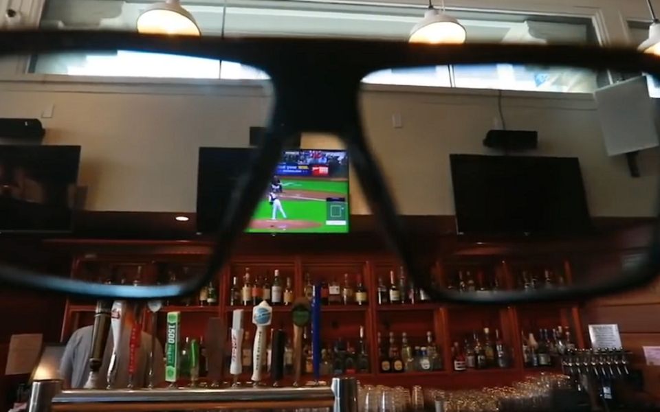 能屏蔽所有显示屏的眼镜,戴上直接黑屏,这原理太赞了