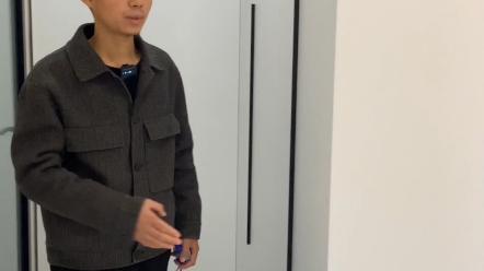 卫生间门正对床怎么办?终于解锁了最佳方案!L型衣帽柜,留900通道...