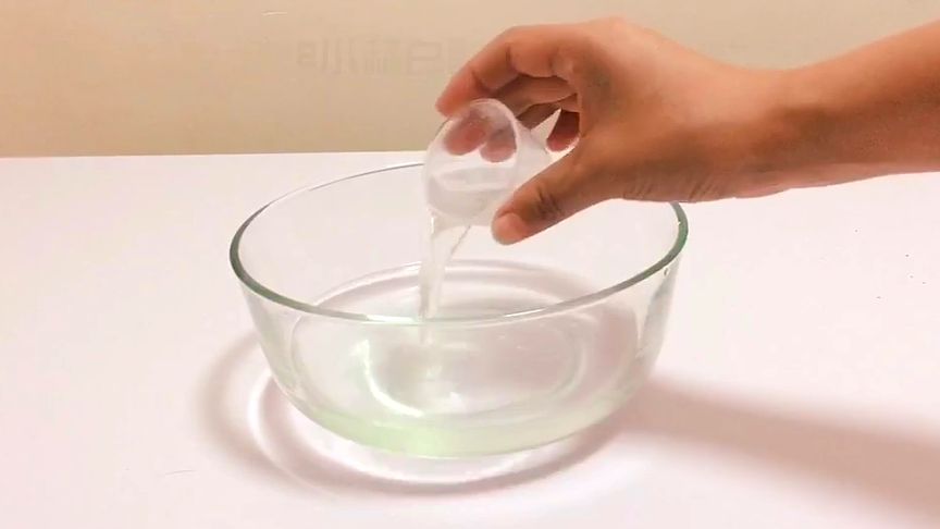 衣服柔顺剂根本不用买,教你一招,轻松就做1大桶,效果比买的好10倍