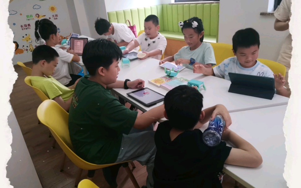 孩子们在开心的学习机器狗编程