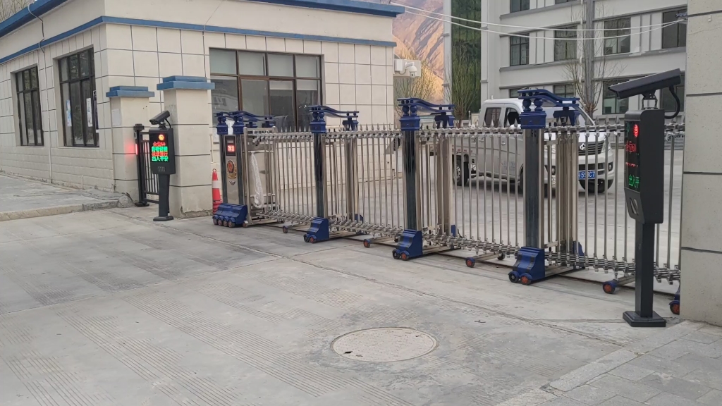 车牌识别联动电动伸缩门