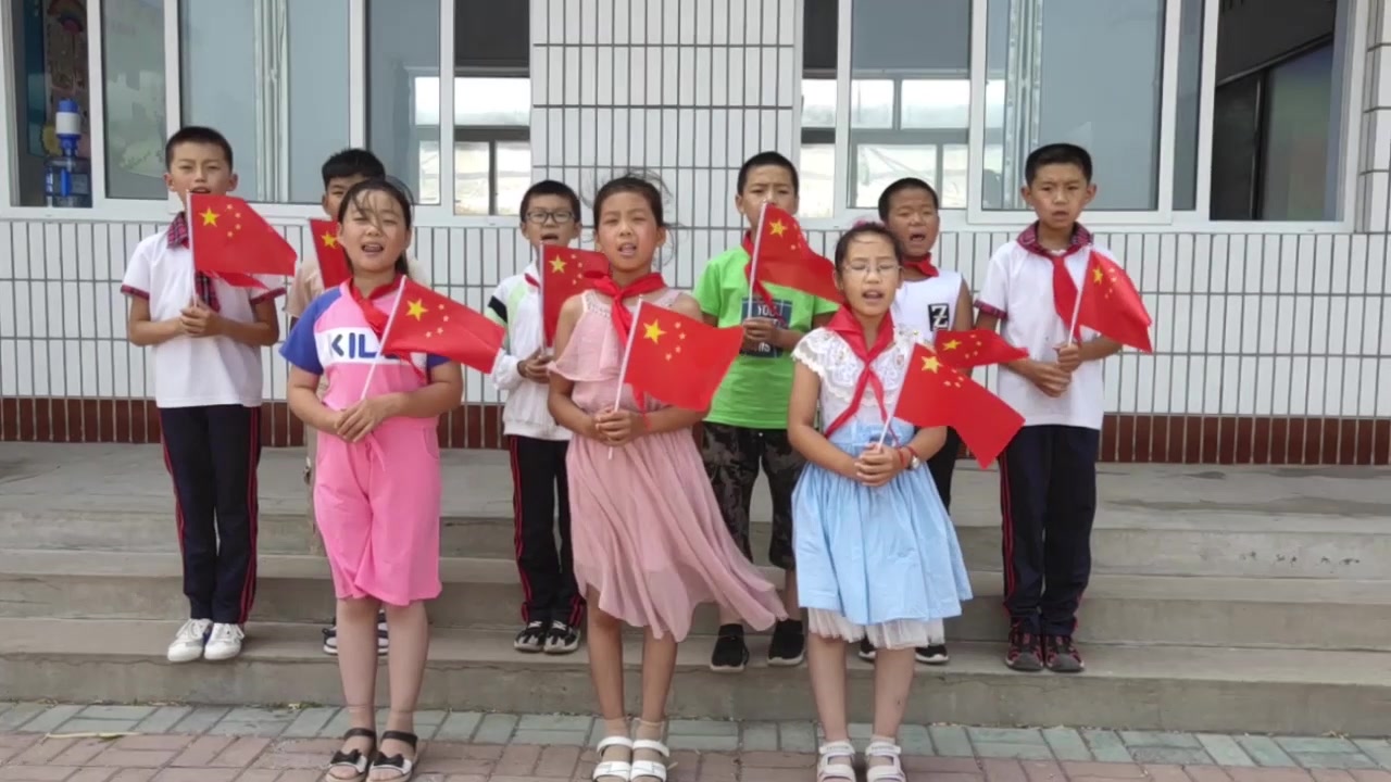 小学生唱《我和我的祖国》