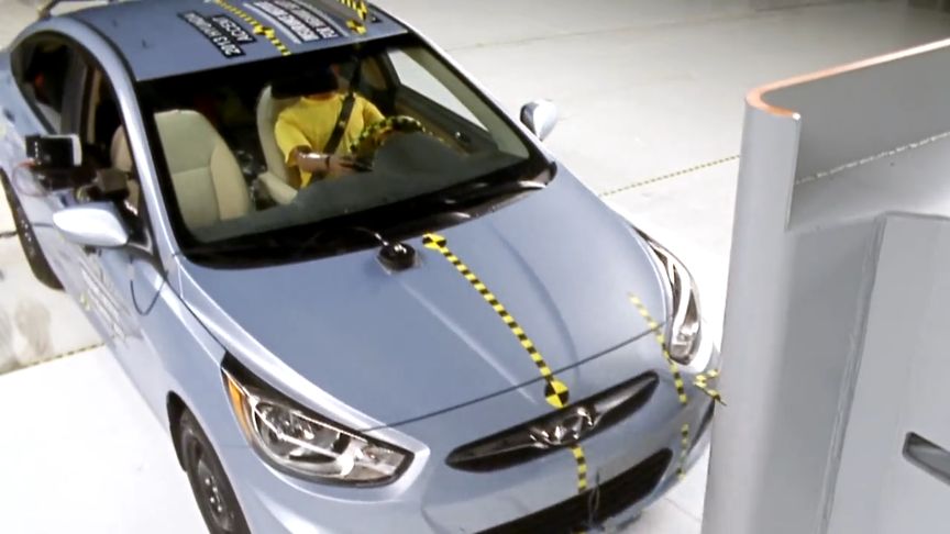 现代瑞纳小重叠碰撞测试,整辆车快解体了